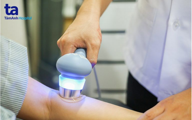 Viêm điểm bám gân lồi cầu ngoài xương cánh tay: Nguyên nhân, triệu chứng