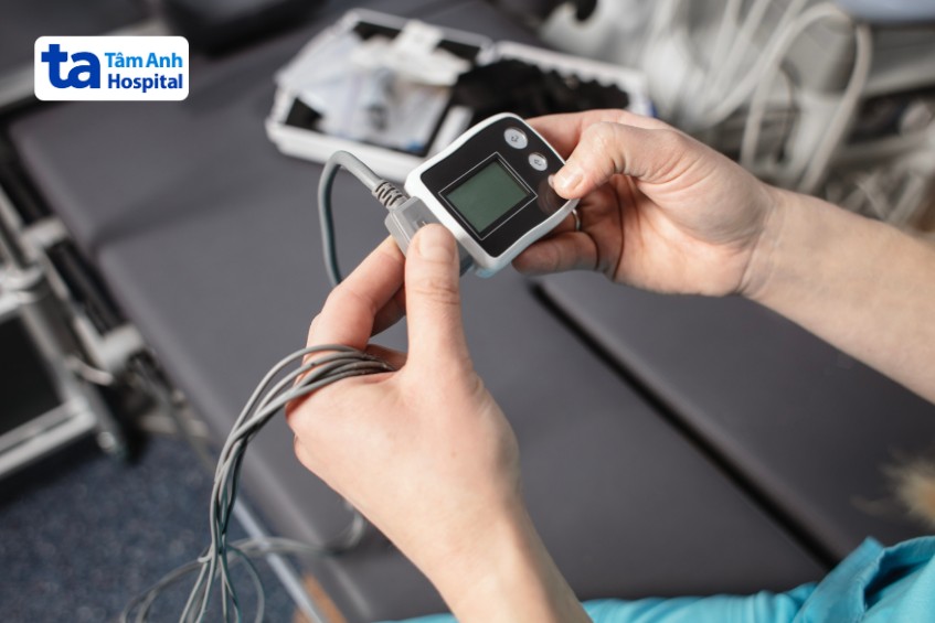 Máy đo điện tim: Cấu tạo, cách sử dụng và nguyên lý hoạt động