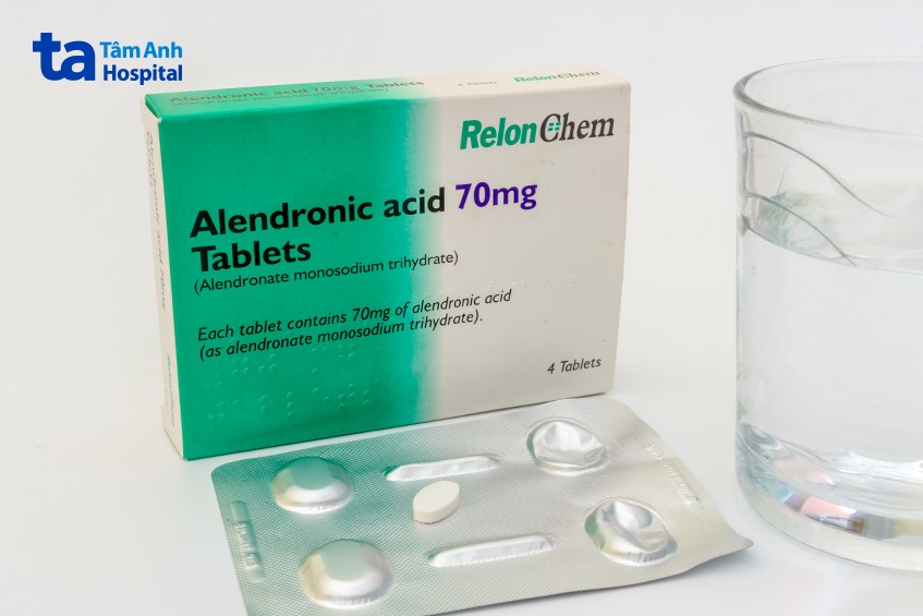 Alendronic Acid: Công dụng, tác dụng phụ, cách dùng và chỉ định
