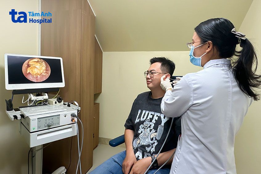 Ráy tích tụ khiến ống tai nhiễm nấm | BVĐK Tâm Anh