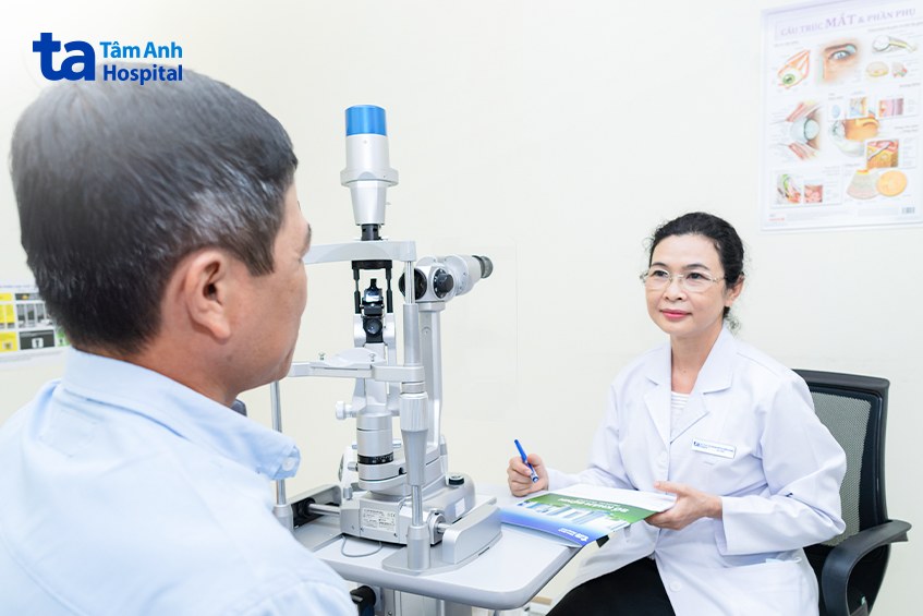 Ông ngoại lần đầu nhìn rõ mặt cháu nhờ thay thủy tinh thể